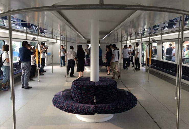 China's futuristic elevated bus allows traffic to pass under it - Gear ...